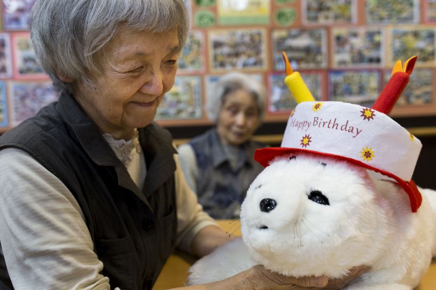 ทำความรู้จักกับ หุ่นยนต์ AIBO และ PARO ผู้ช่วยที่ดีในชีวิตประจำวัน